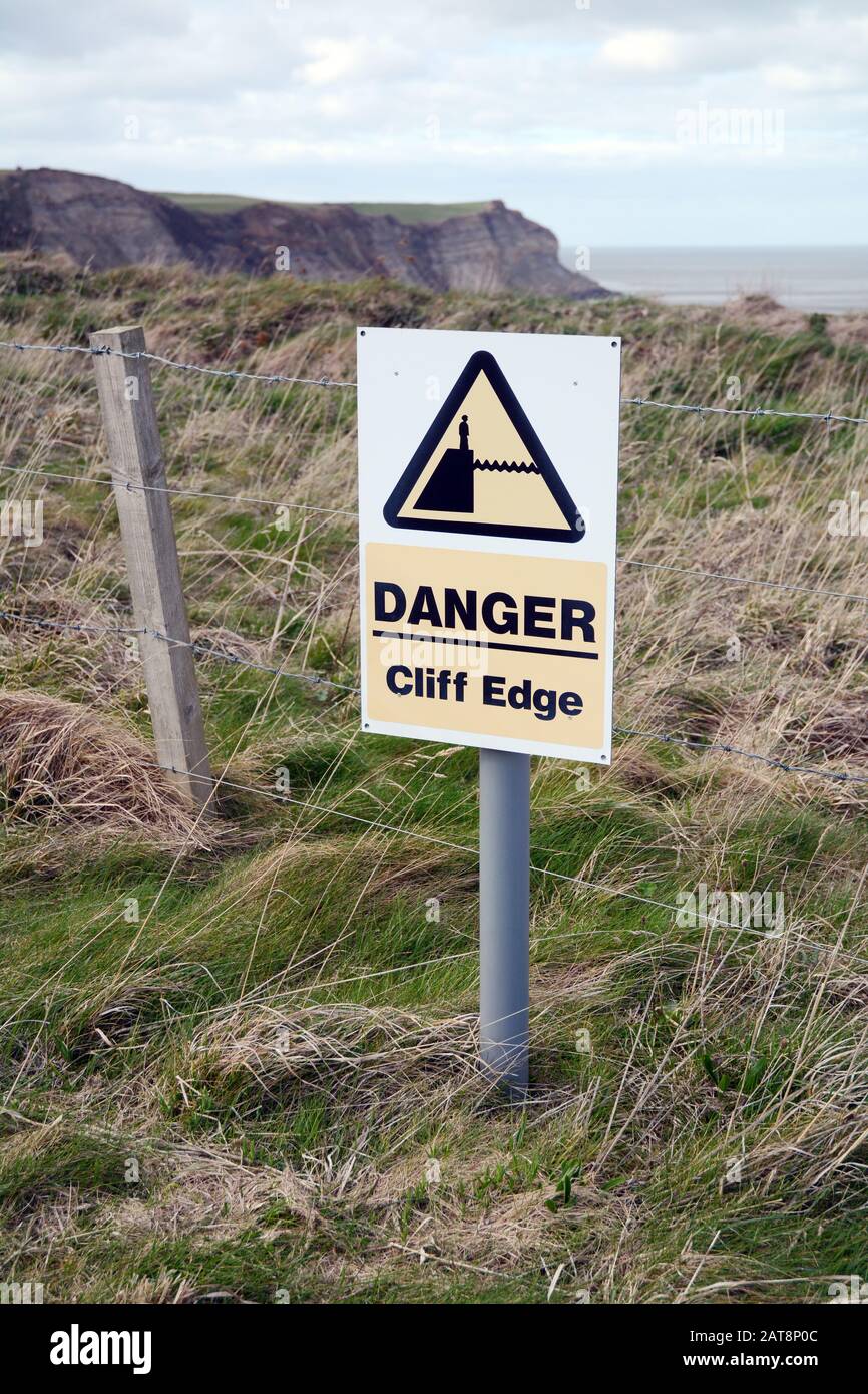 Danger sign cliff edge hi-res stock photography and images - Alamy