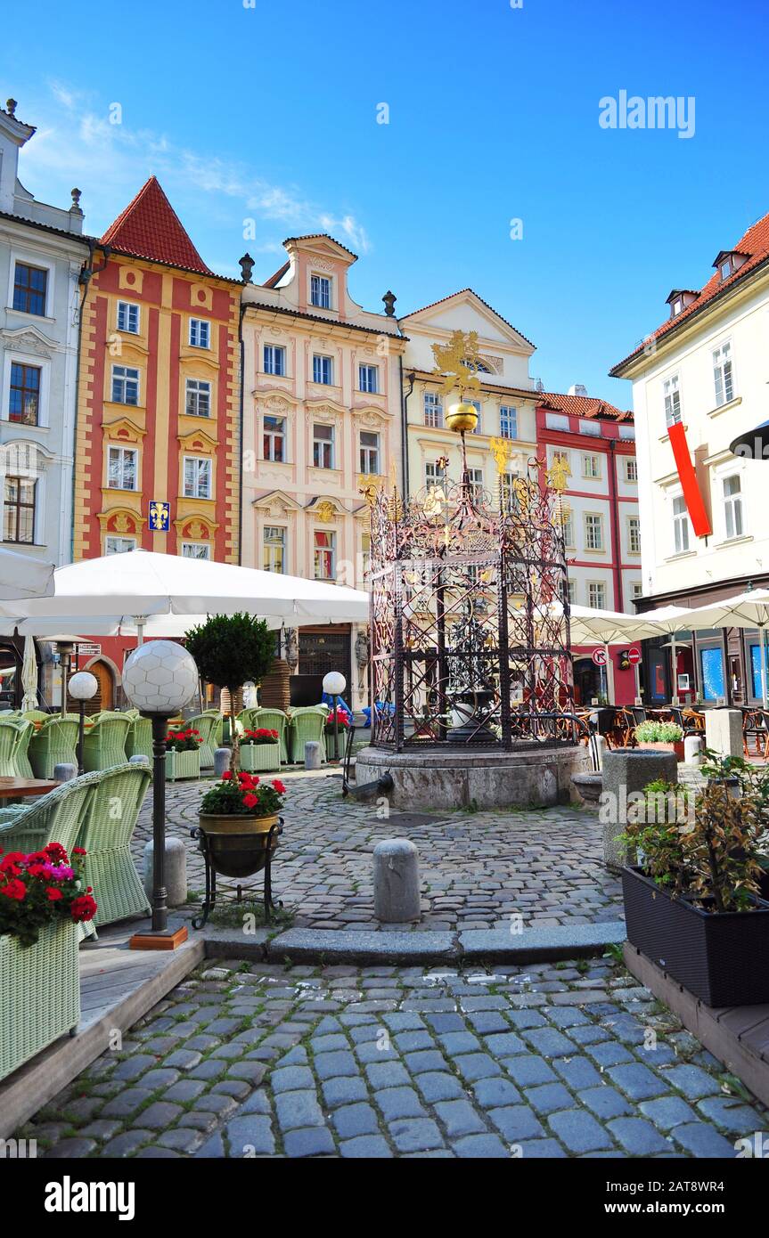 Round houses exterior hi-res stock photography and images - Alamy