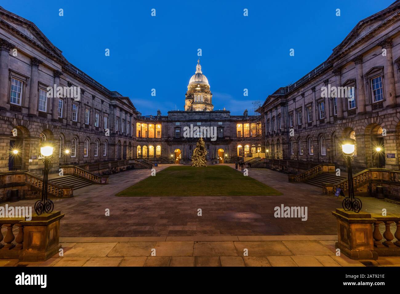 Edinburgh University Campus Quad Stock Photo - Alamy