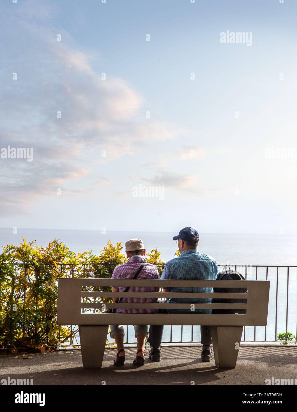 Elderly woman sitting rear view bench hi-res stock photography and ...