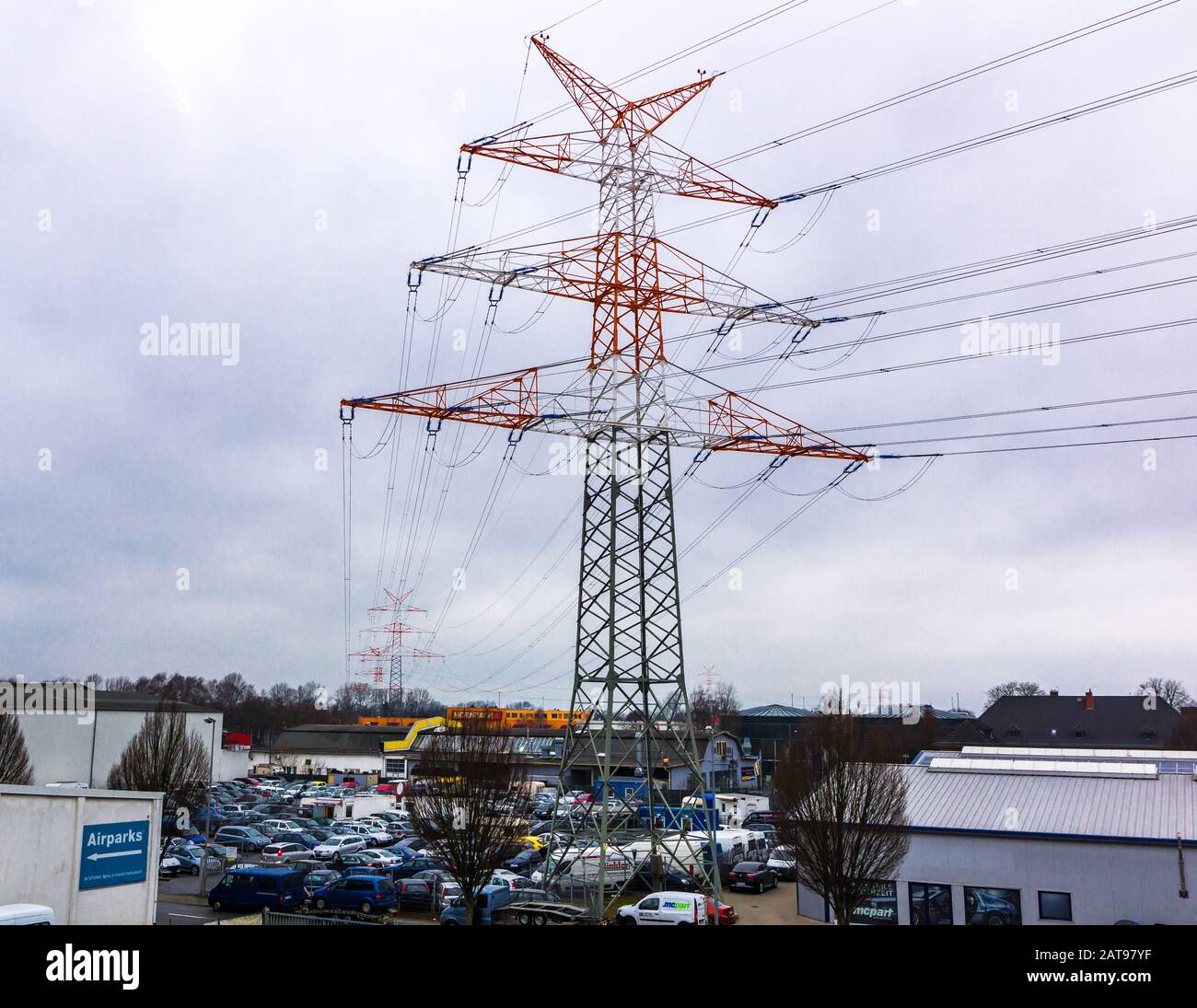 Powerline hi-res stock photography and images - Alamy