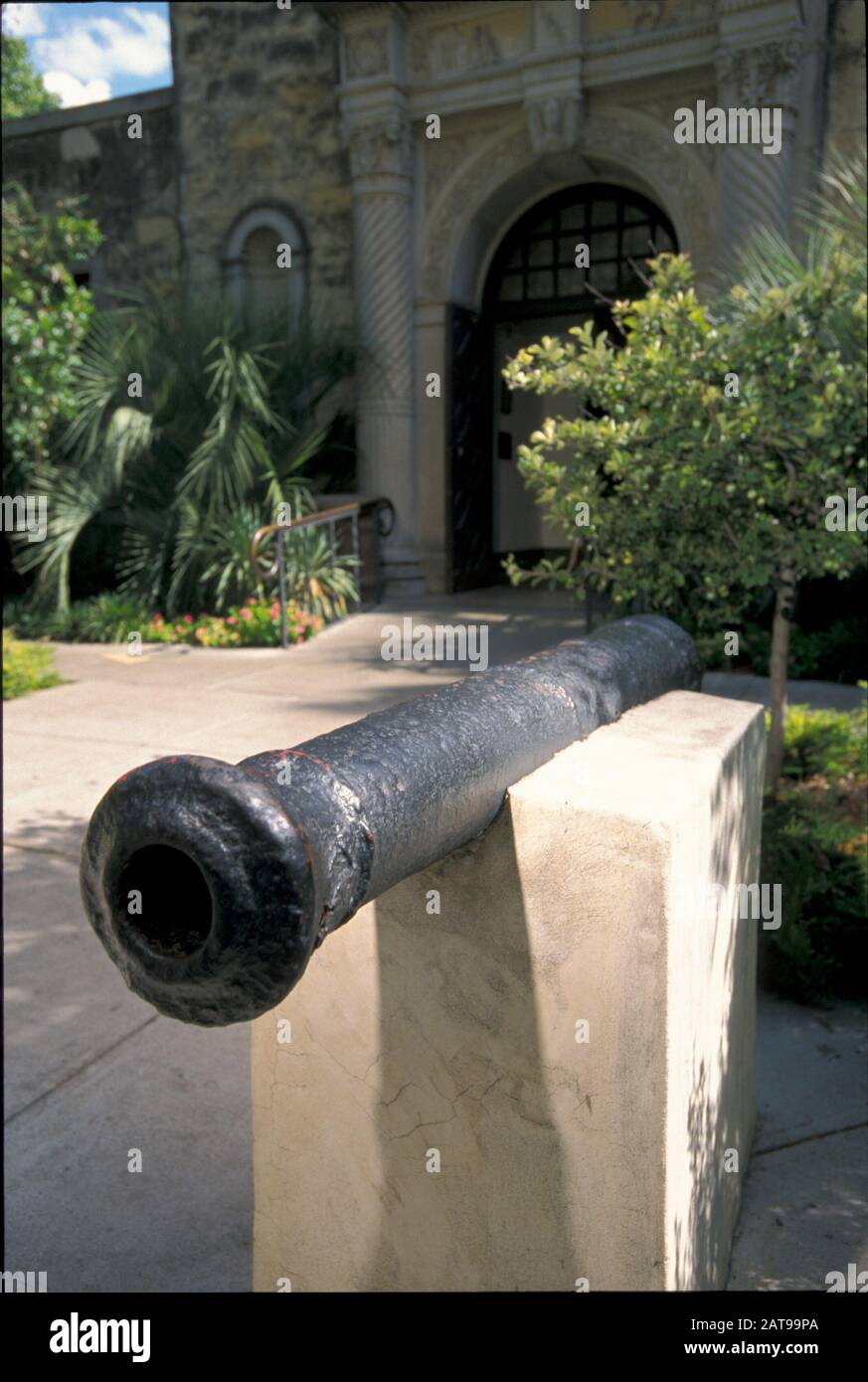 San Antonio, Texas: Texas Revolution cannon on display at The Alamo ...