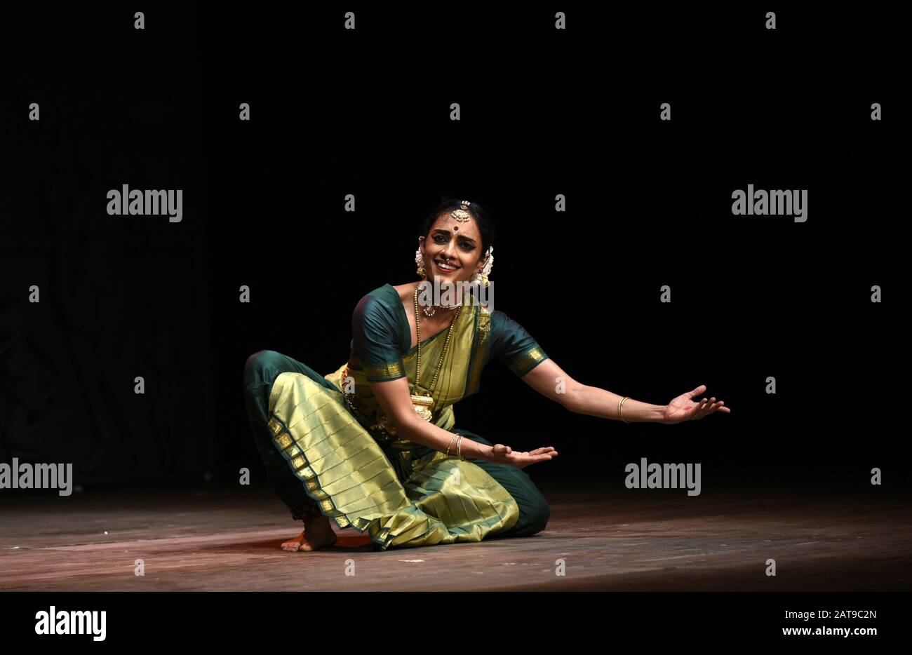 Bharatanatyam dancer lakshmi parthasarathy athreya hi-res stock ...