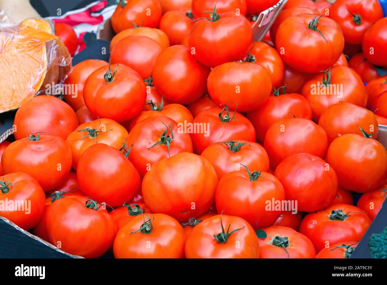 Pile of tomato hi-res stock photography and images - Alamy