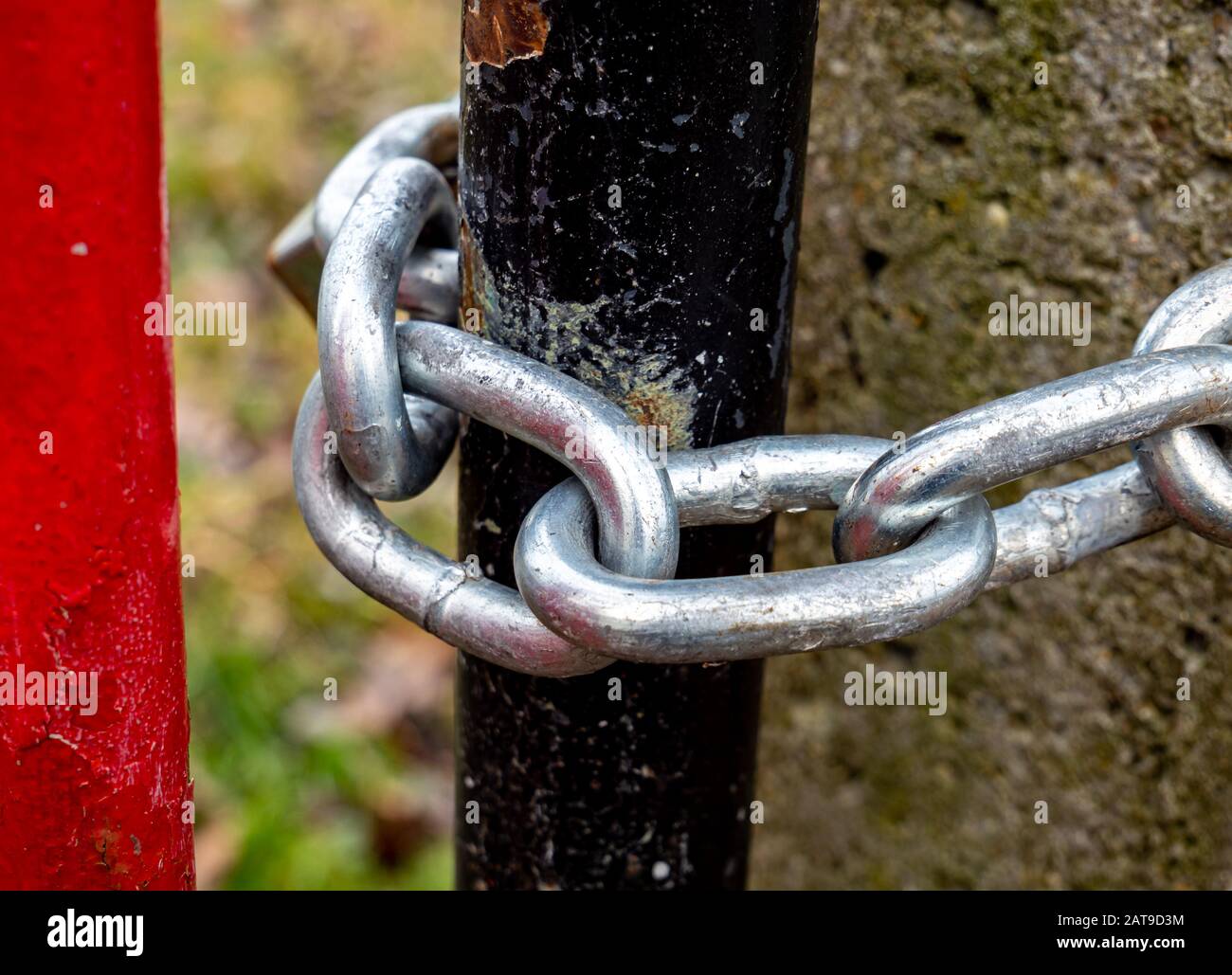 Closure with steel chain and lock Stock Photo - Alamy