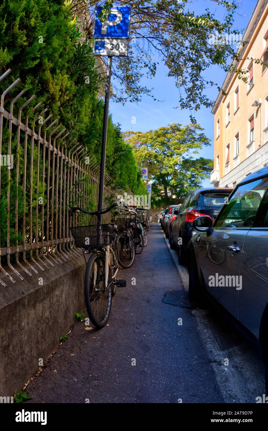 Leaning against the railing hi-res stock photography and images - Alamy