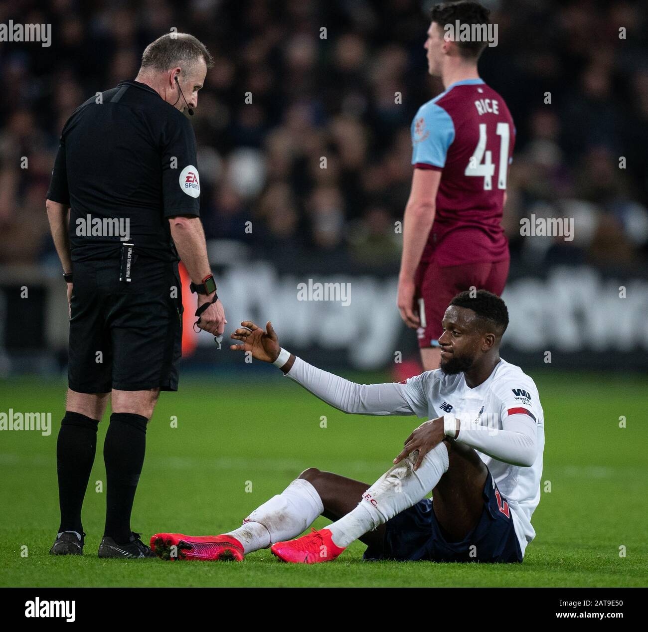 Jonathan moss referee hi-res stock photography and images - Alamy