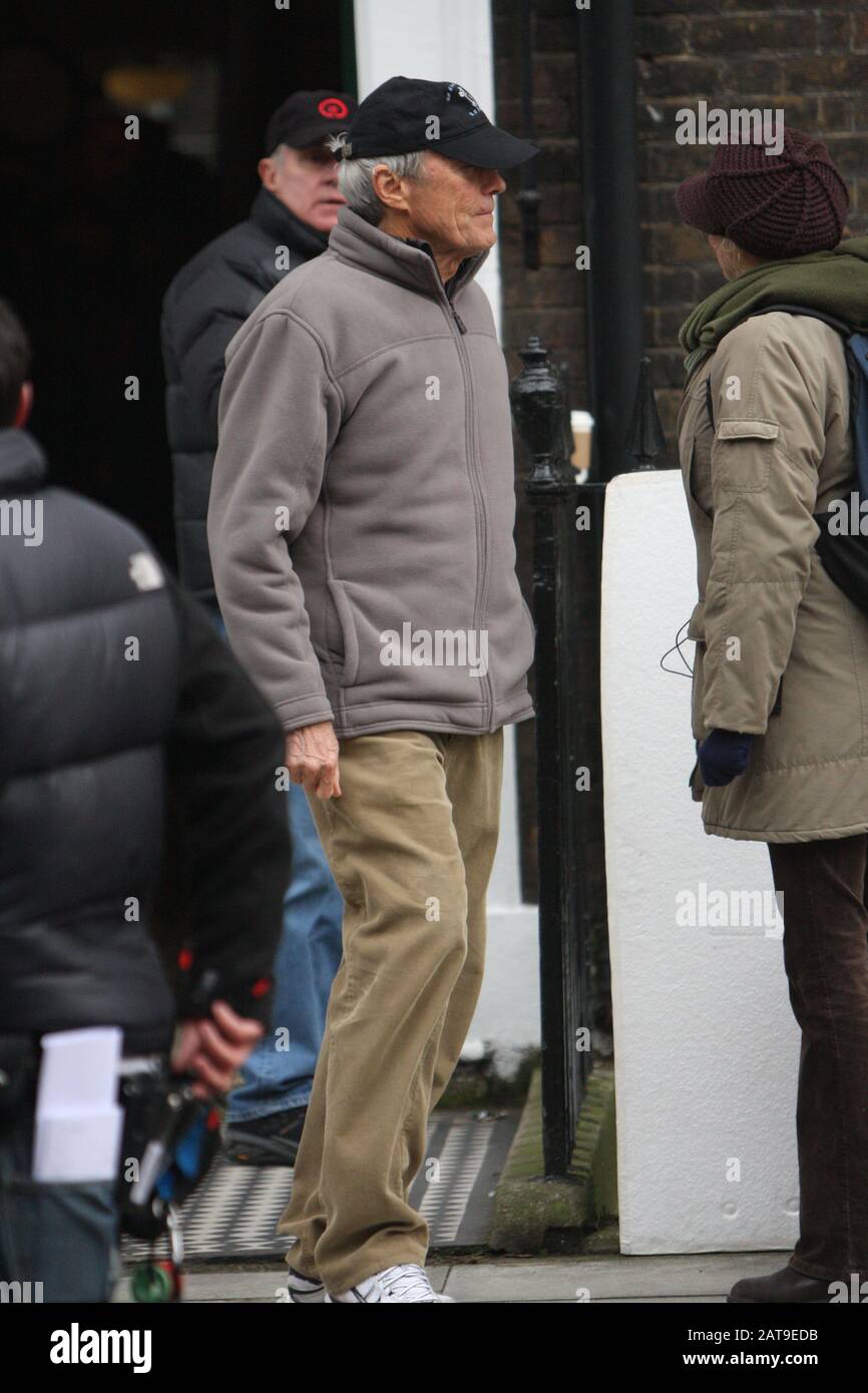 Matt Damon Filming " Hereafter "in finsbury London, directed by Clint ...