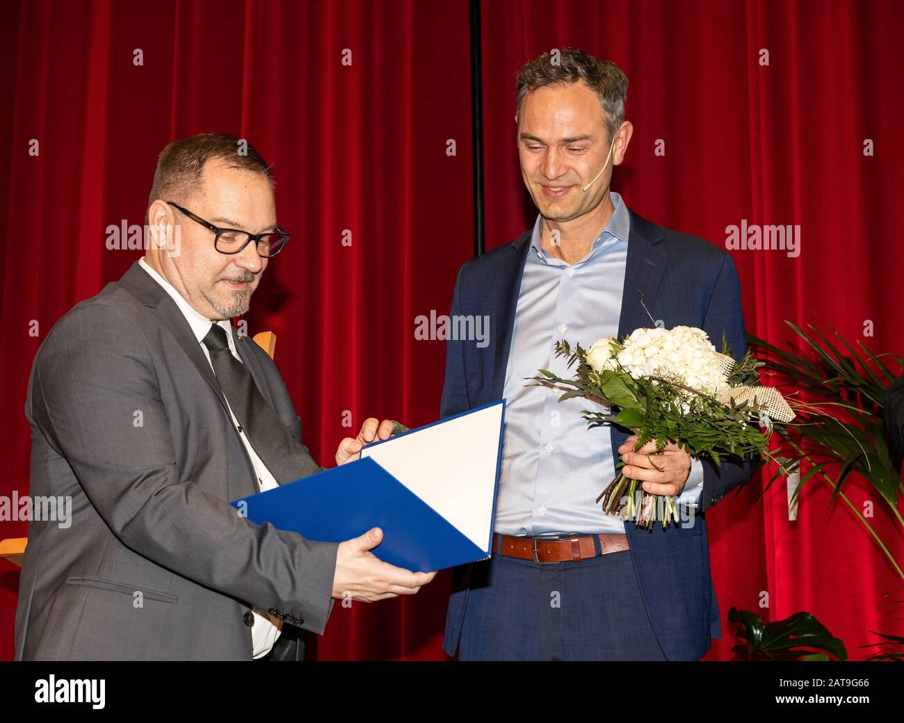 Johannes Wenzel, Daniele Ganser und David Vandeven bei der Verleihung ...