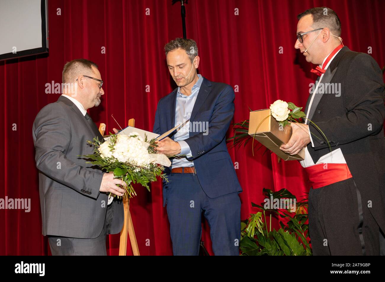 Johannes Wenzel, Daniele Ganser und David Vandeven bei der Verleihung ...