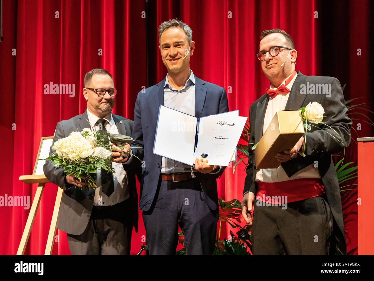 Johannes Wenzel, Daniele Ganser und David Vandeven bei der Verleihung ...