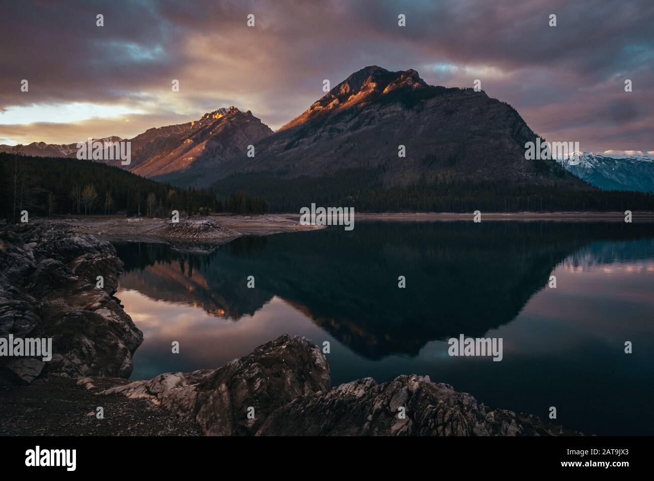 Mountain sunset in Banff alberta. Lake Minnewanka Stock Photo - Alamy