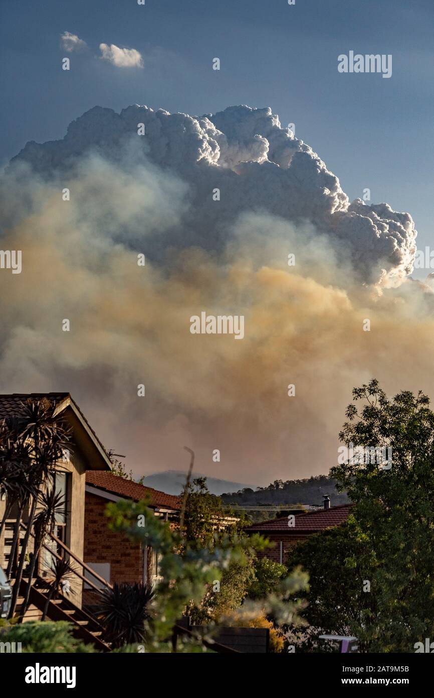Orroral Valley Bushfire, Canberra, ACT, 31 Jan. 2020. Smoke and flames ...