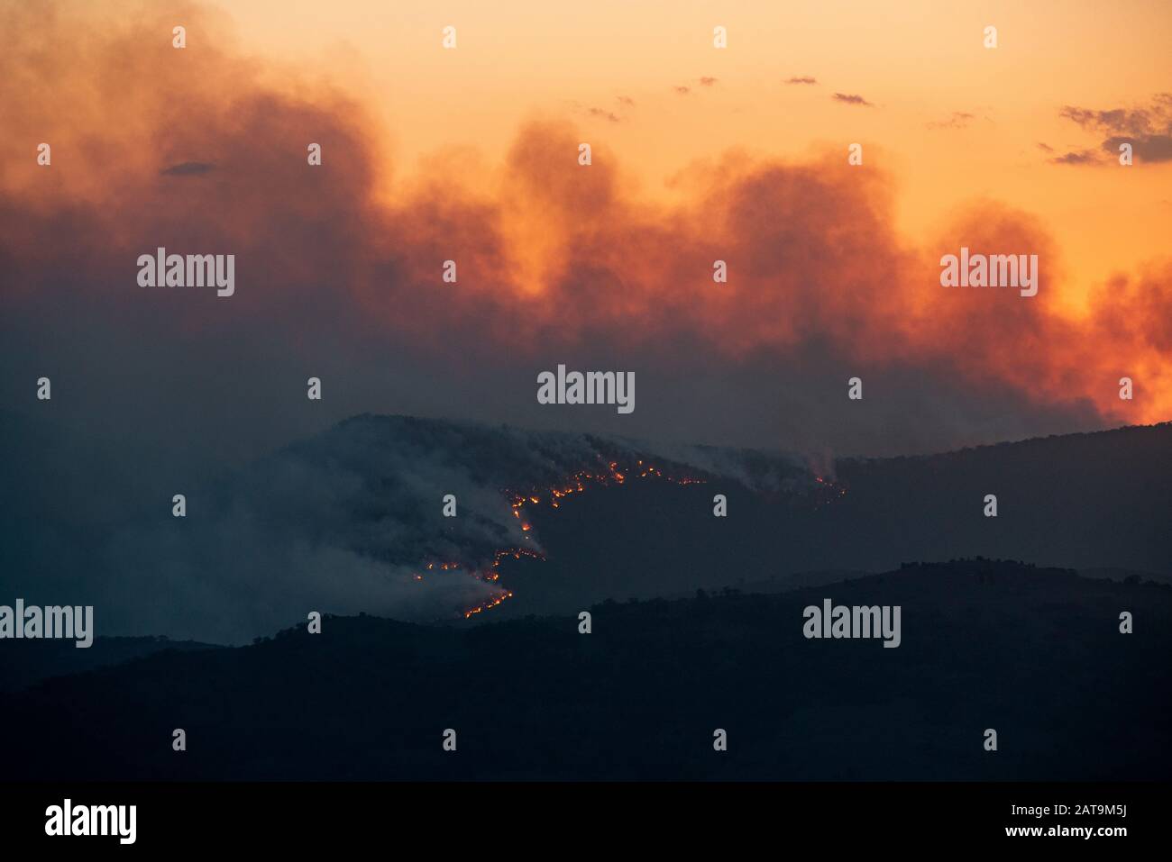 Australian bushfires 2020 firefighters hi-res stock photography and ...