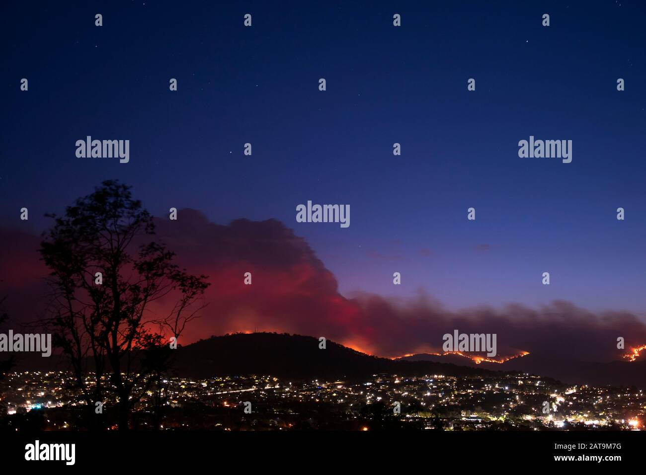 Australian bushfires 2020 firefighters hi-res stock photography and ...