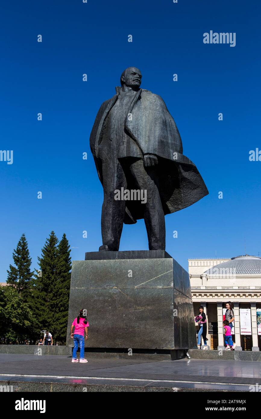 Communist sculptures hi-res stock photography and images - Alamy