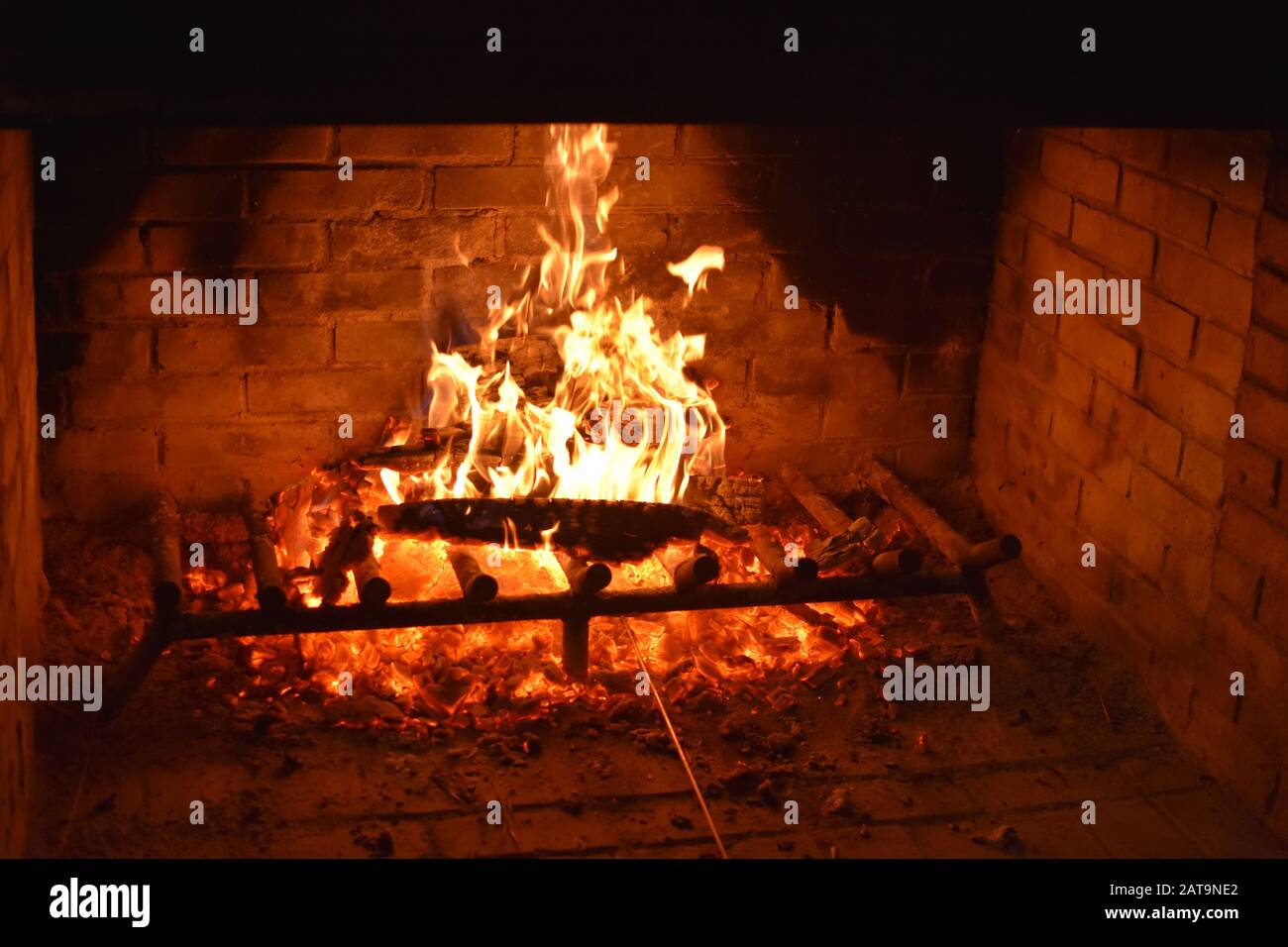 Yule log fire hi-res stock photography and images - Alamy