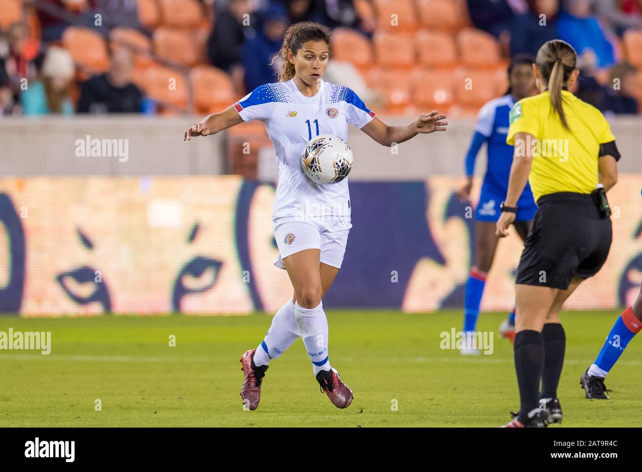 Houston, TX, USA. 31st Jan, 2020. Costa Rica midfielder Raquel Rodriguez (11) controls the ball ...