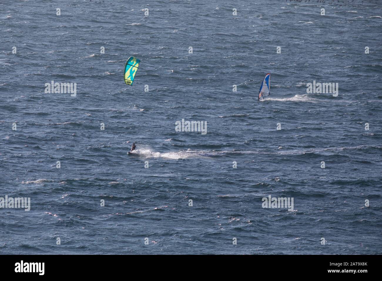 Windsurfing and kitesurfing face to face surfing at high speed in the ...