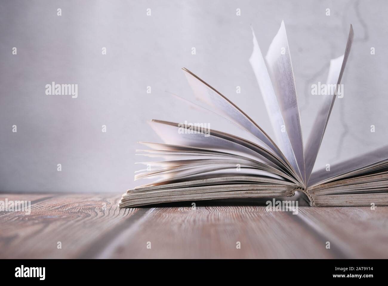 Open book on table hi-res stock photography and images - Alamy