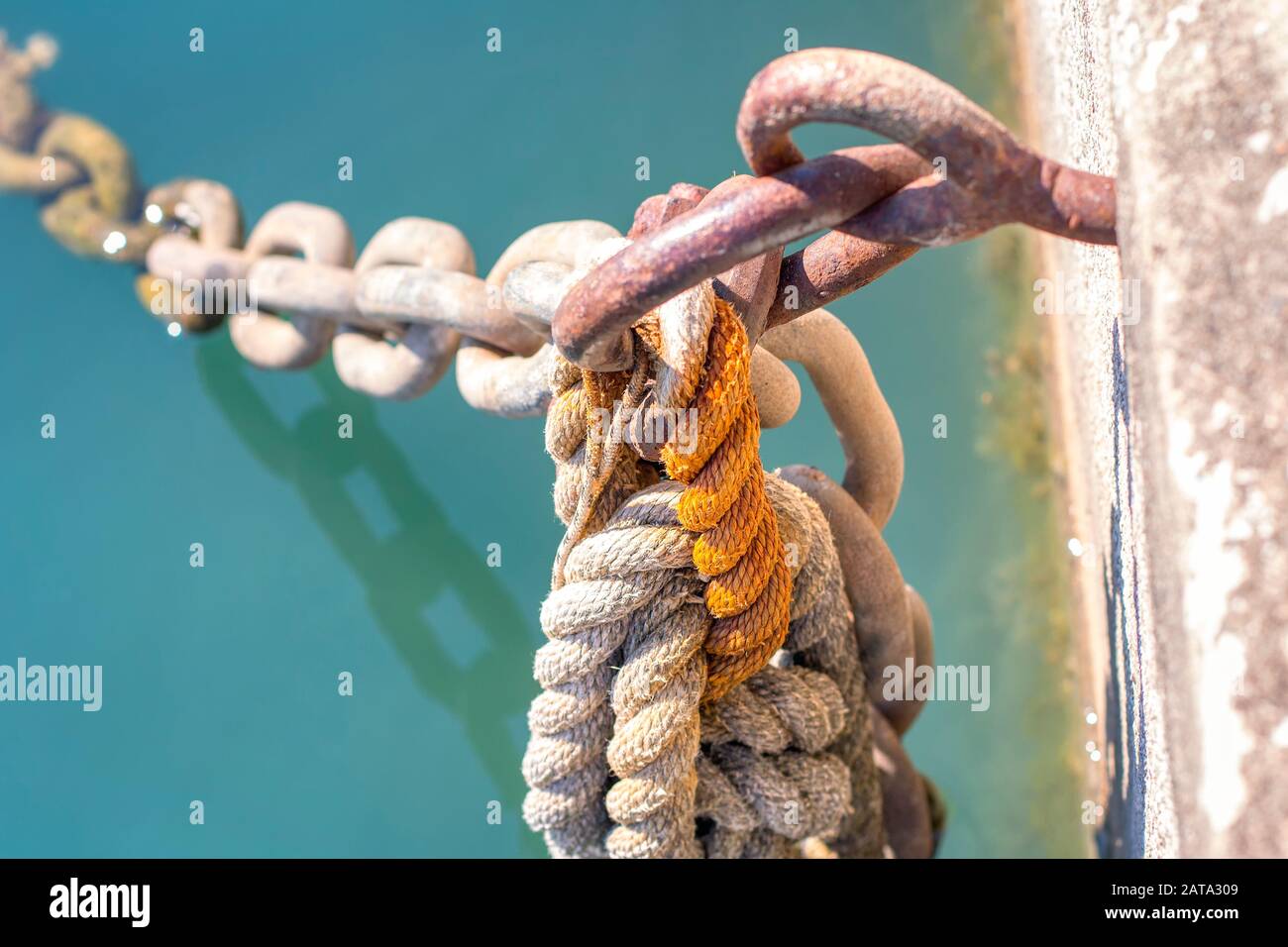 Rusty white mooring chain hi-res stock photography and images - Alamy