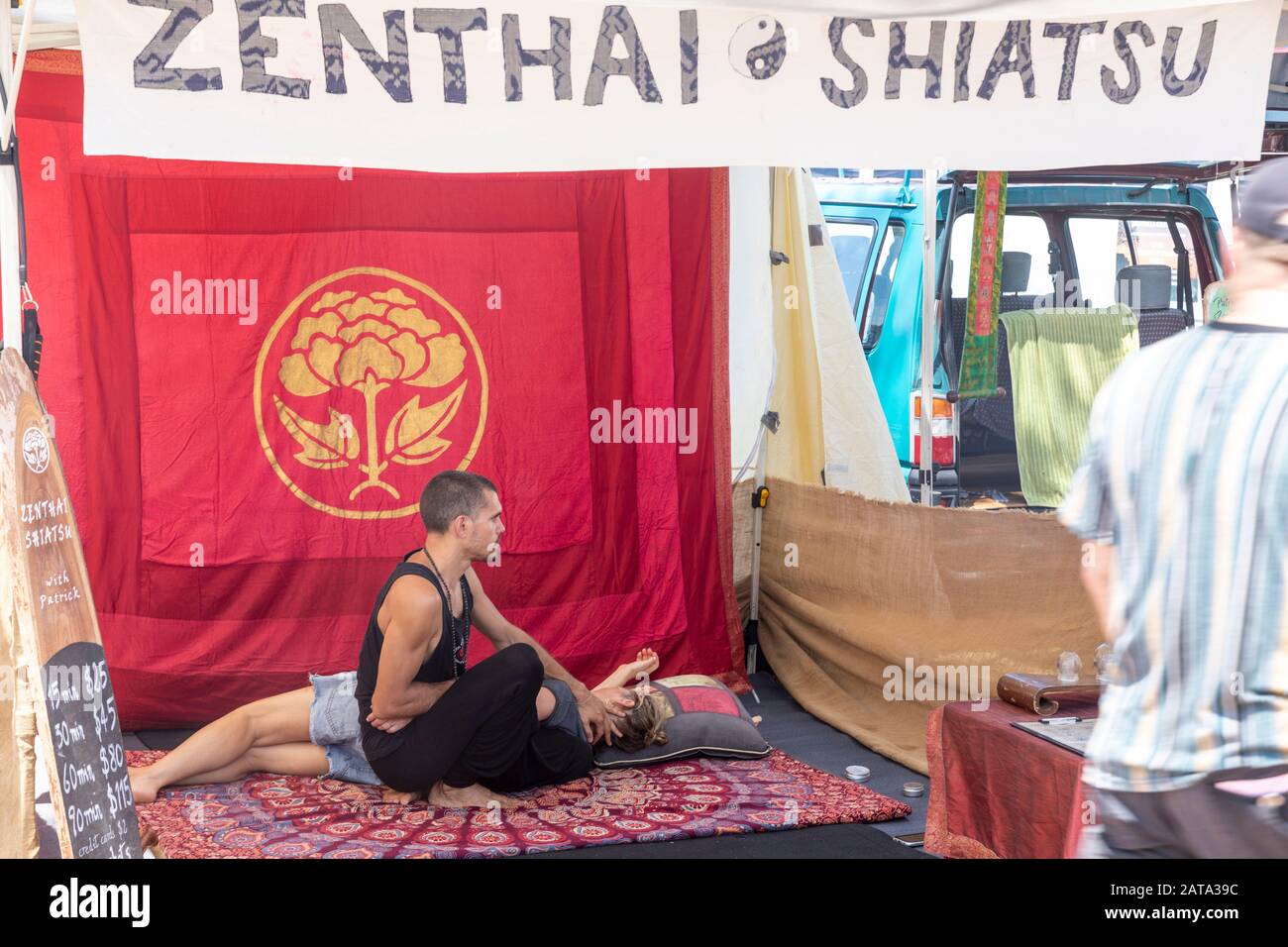 Lady at Byron Bay market having zenthai shiatsu massage therapy, Byron ...