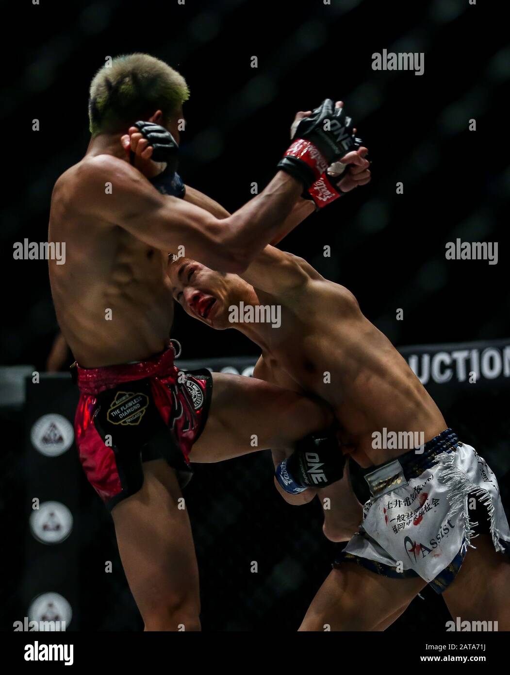 Pasay City, Philippines. 31st Jan, 2020. Momotaro (R) of Japan competes ...