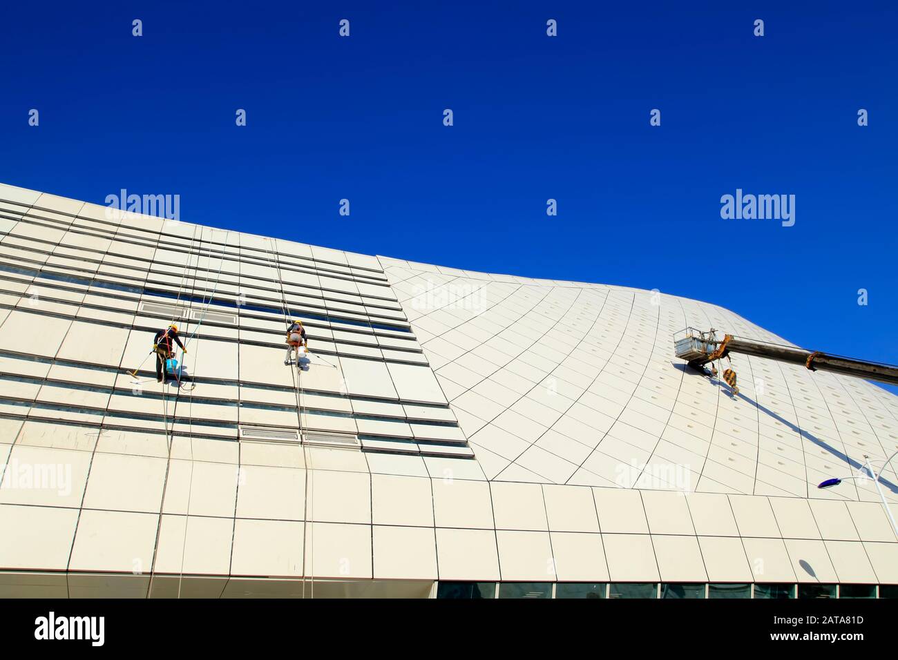 Workers wash the modern office building Stock Photo - Alamy