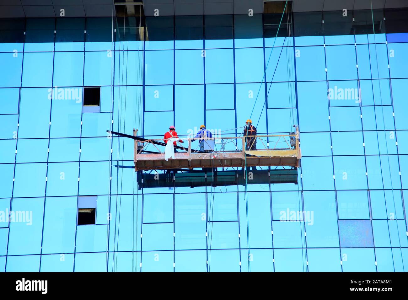Workers wash the modern office building Stock Photo - Alamy