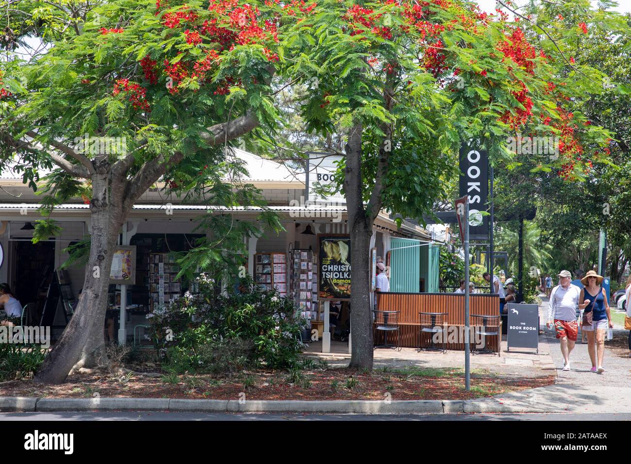Australian street scene in Byron Bay with book store on the corner ...