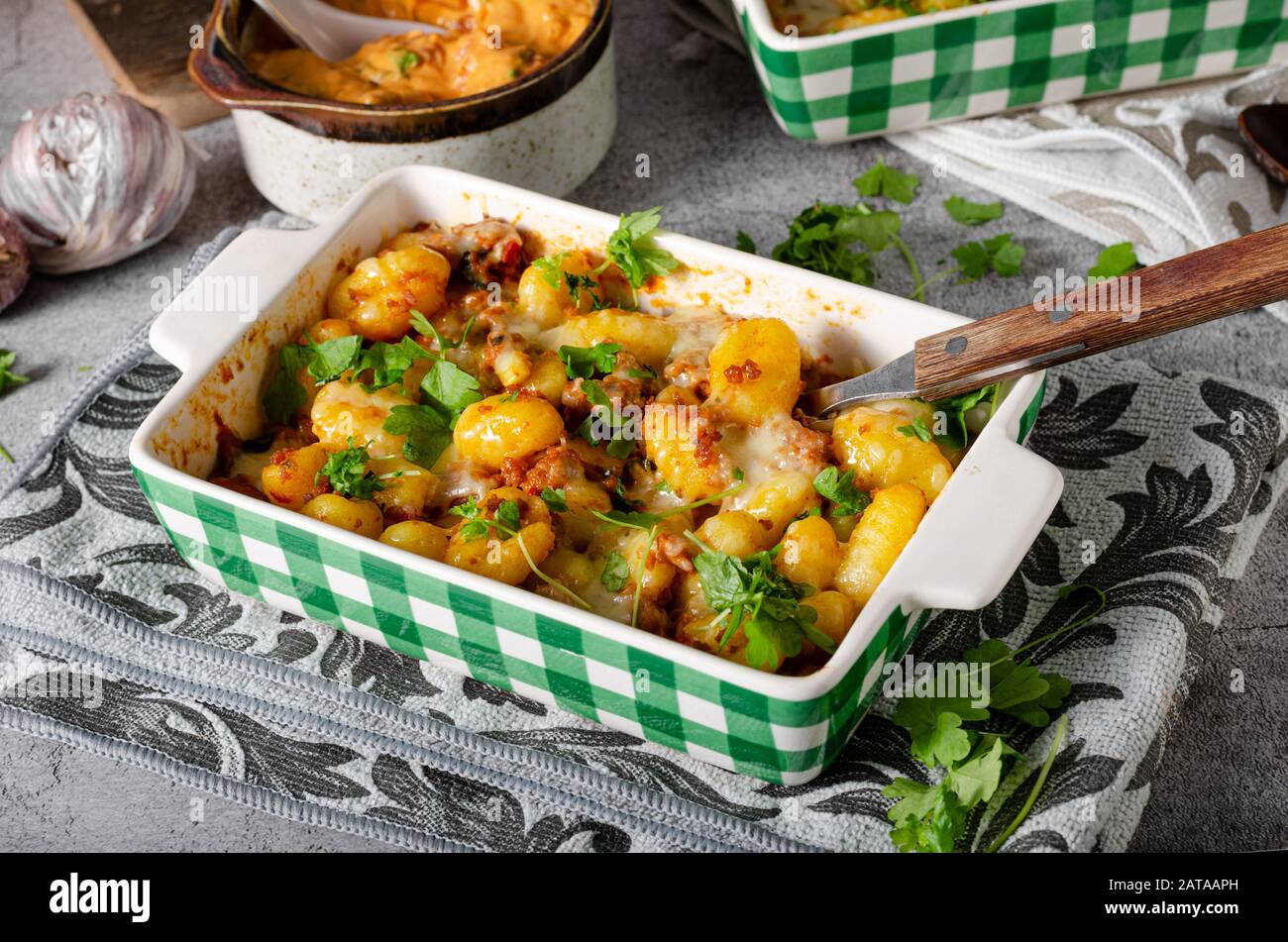 Super fast and delicious food, gratinated gnocchi with minced meat ...