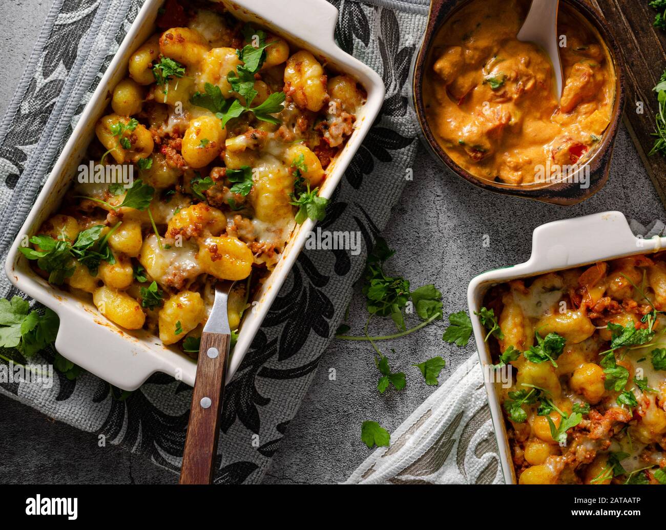 Super fast and delicious food, gratinated gnocchi with minced meat ...