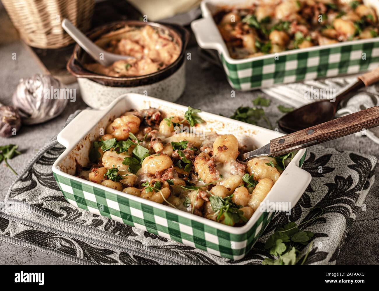 Super fast and delicious food, gratinated gnocchi with minced meat ...