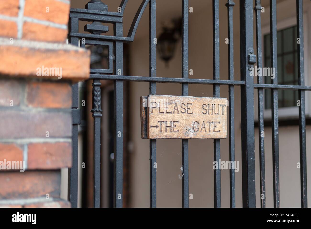 Wooden Sign on a Metal Gate: Please Shut the Gate Stock Photo - Alamy