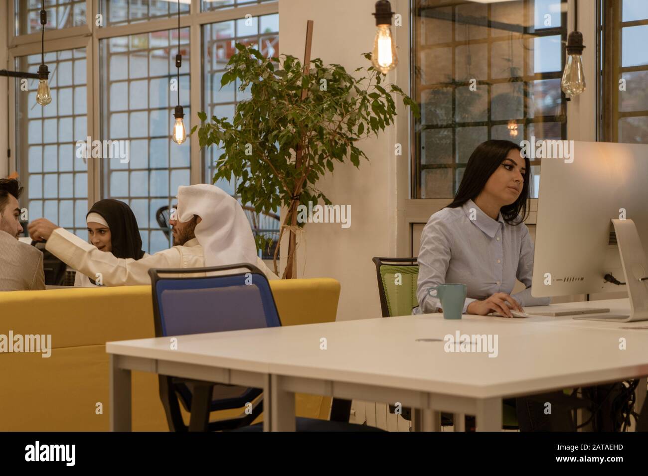 Saudi arab office meeting hi-res stock photography and images - Alamy