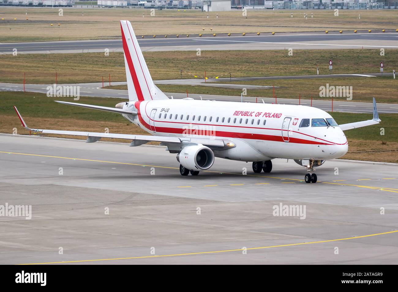 Embraer e175lr hi-res stock photography and images - Alamy