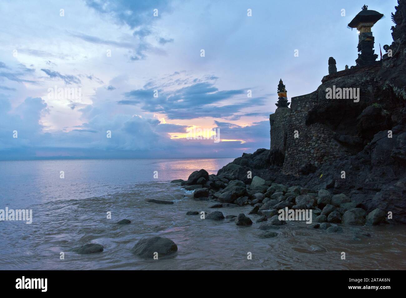 Silhouette batu bolong temple hi-res stock photography and images - Alamy
