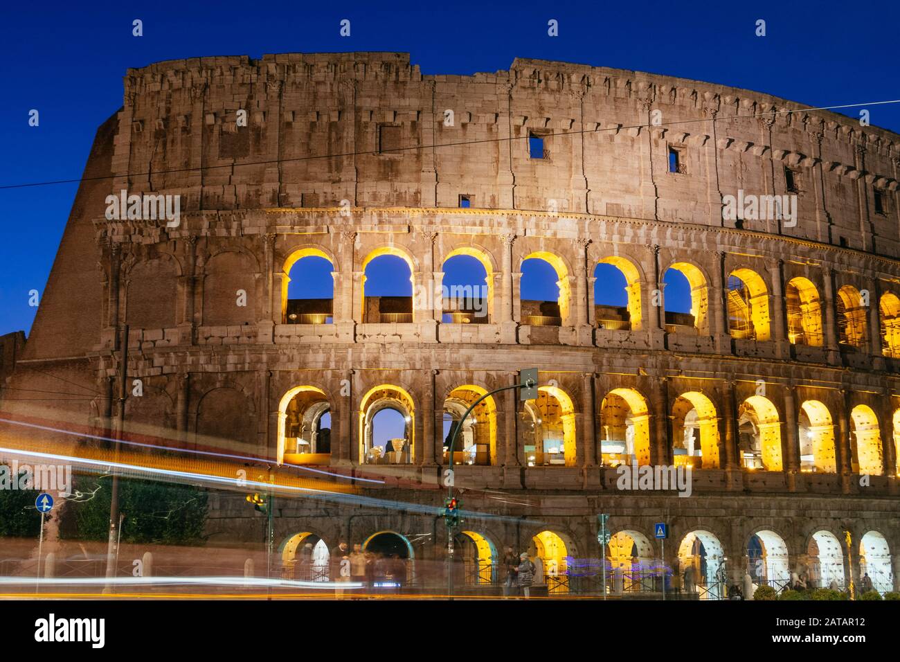 Colosseum night traffic lights rome hi-res stock photography and images ...