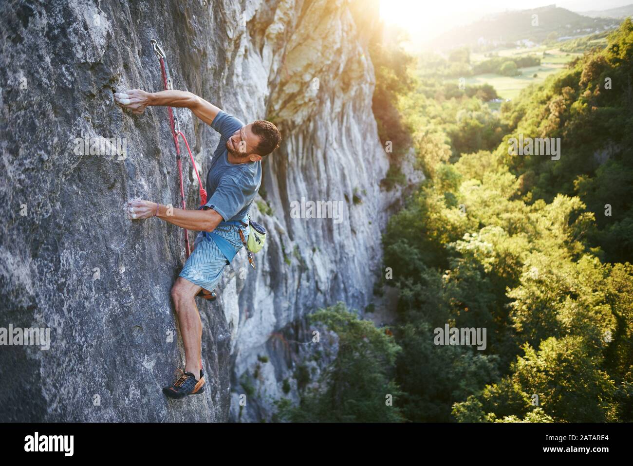 Professional male rock climber hi-res stock photography and images - Alamy