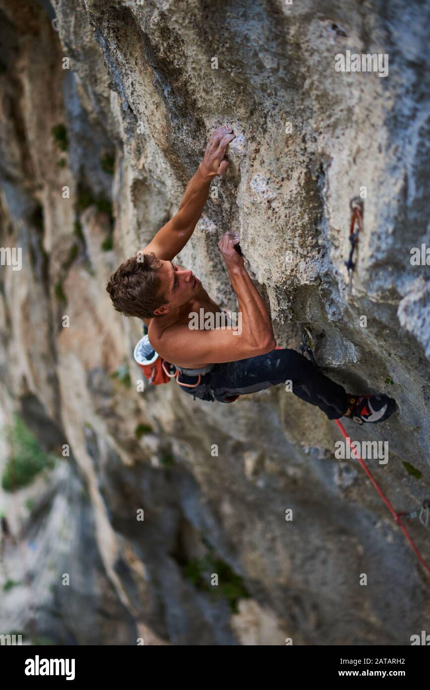Professional male rock climber hi-res stock photography and images - Alamy