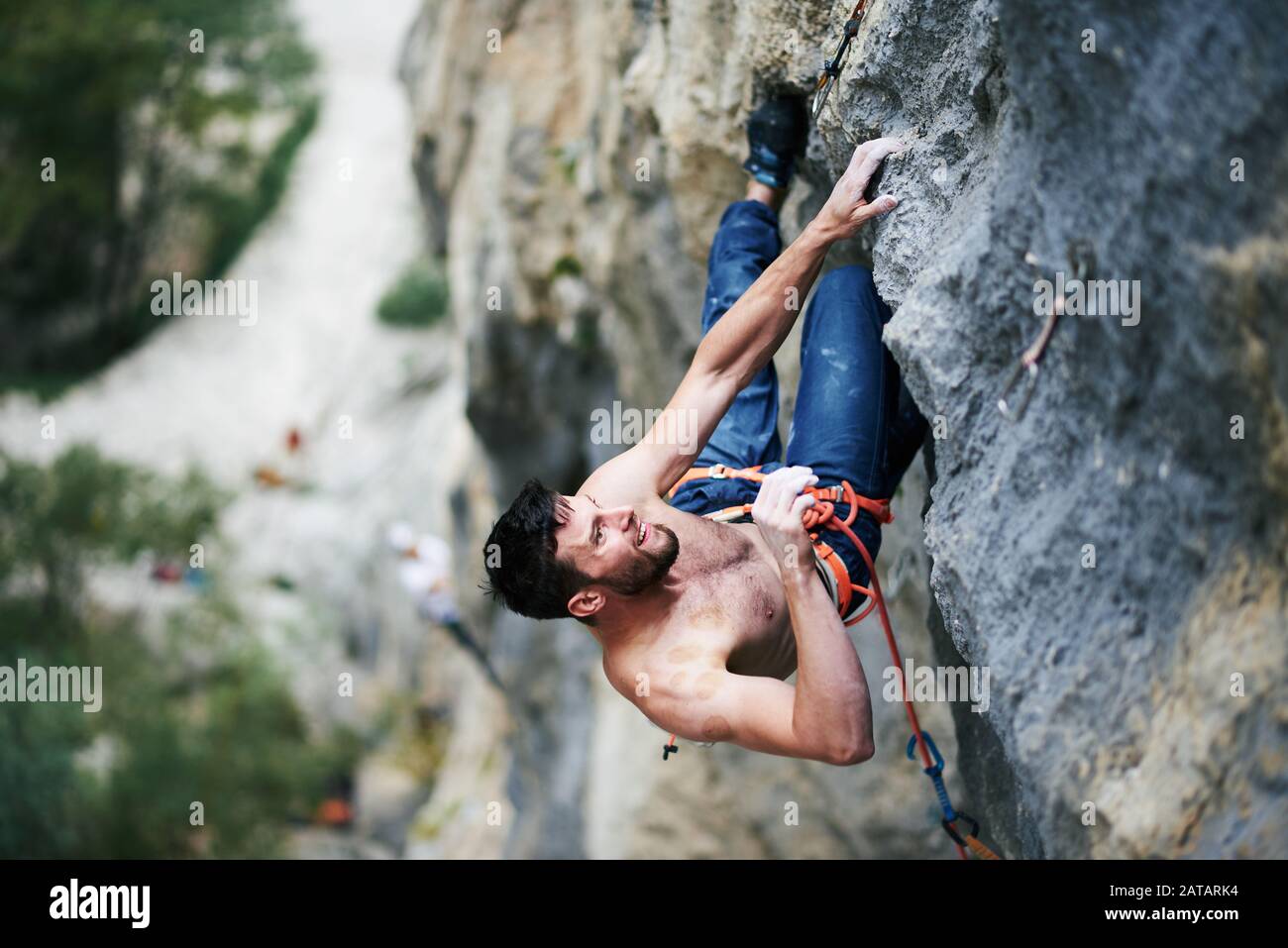 Professional male rock climber hi-res stock photography and images - Alamy