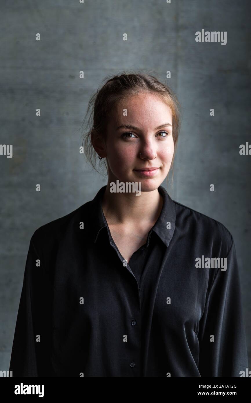 Head turned slightly hi-res stock photography and images - Alamy