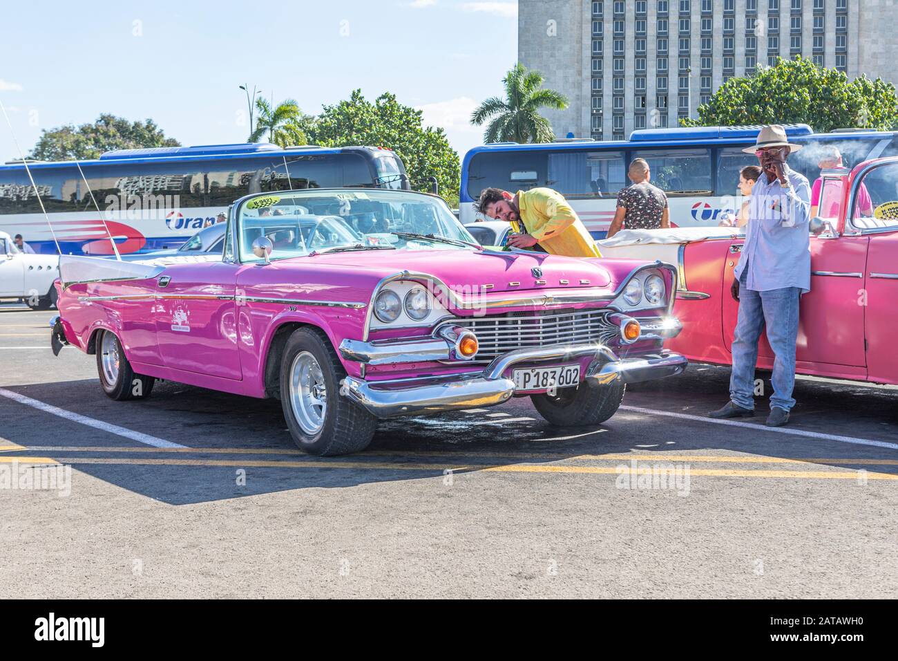 Cuban taxi drivers hi-res stock photography and images - Alamy