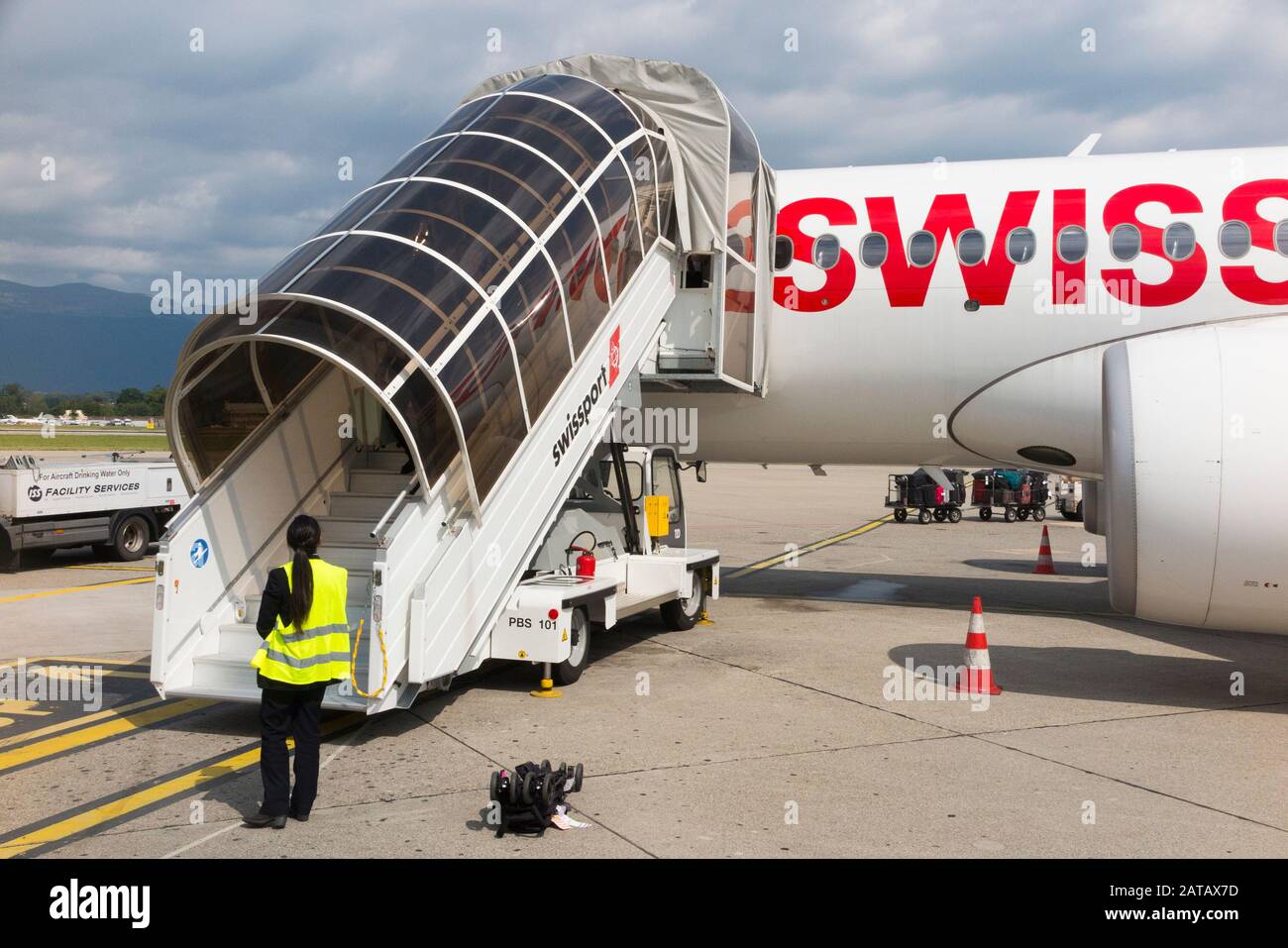 Airport Passenger Step Vehicle / self propelled mobile stairs steps for ...