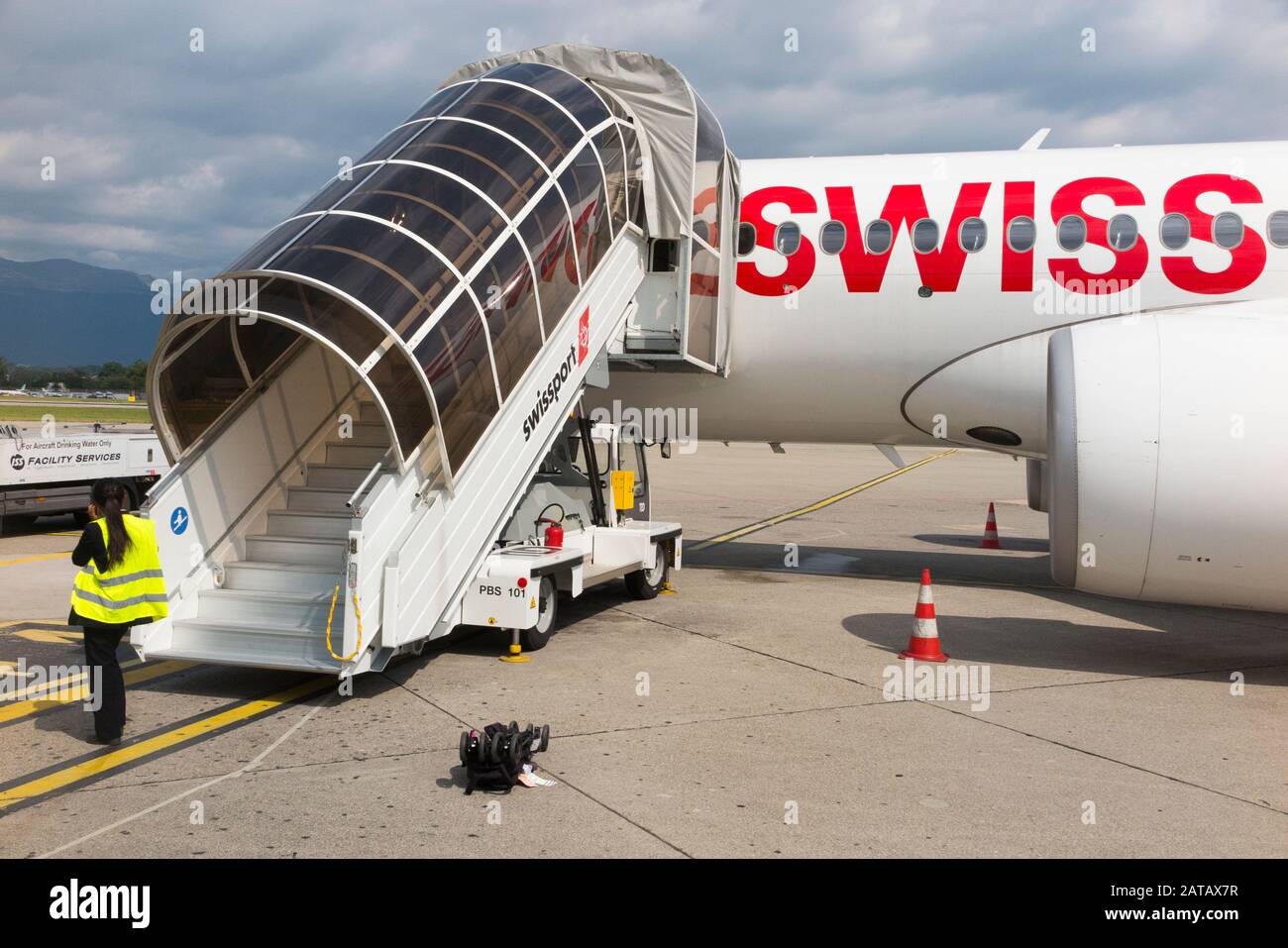 Airport Passenger Step Vehicle / self propelled mobile stairs steps for ...