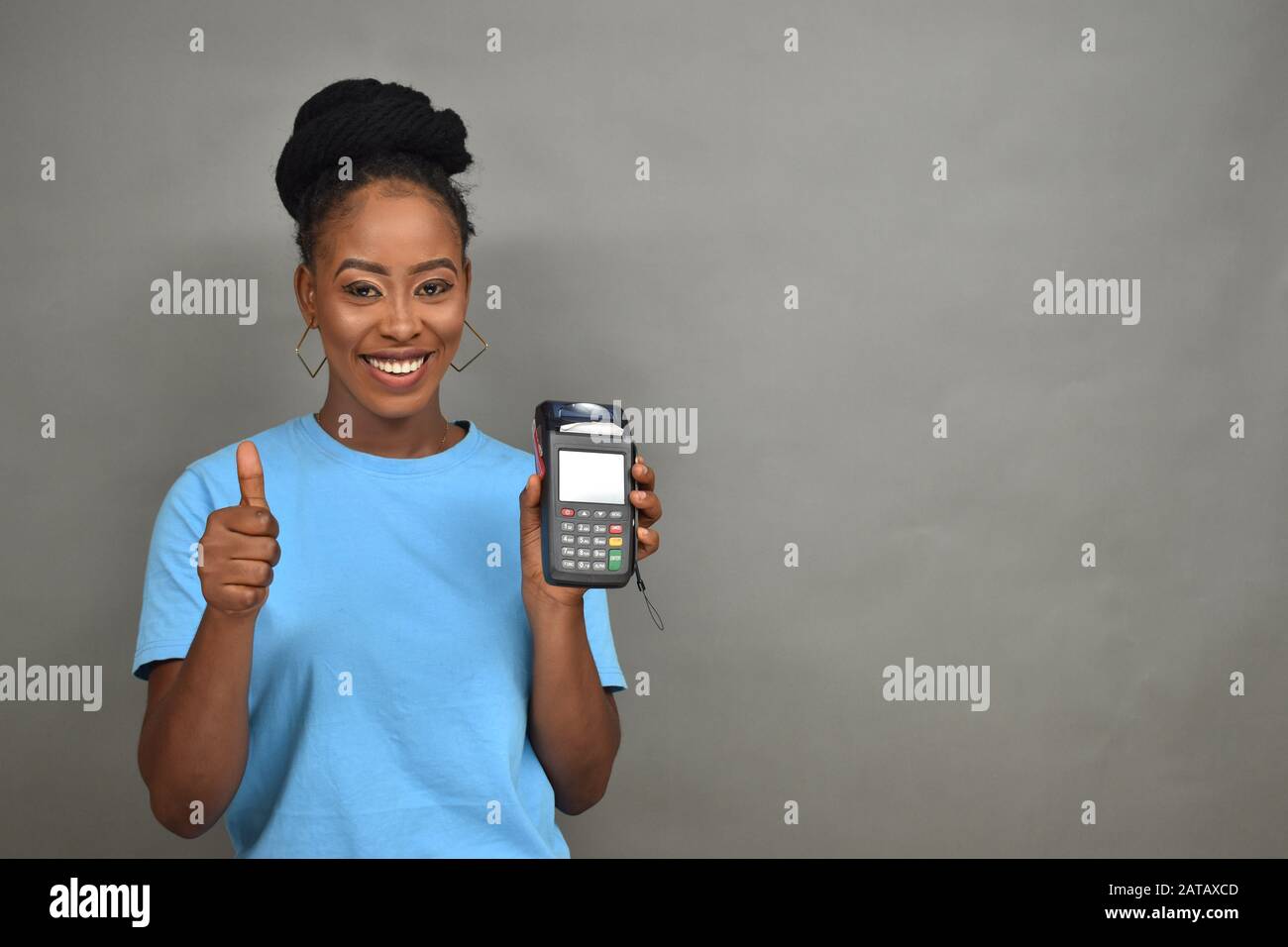 Black person using pos hi-res stock photography and images - Alamy