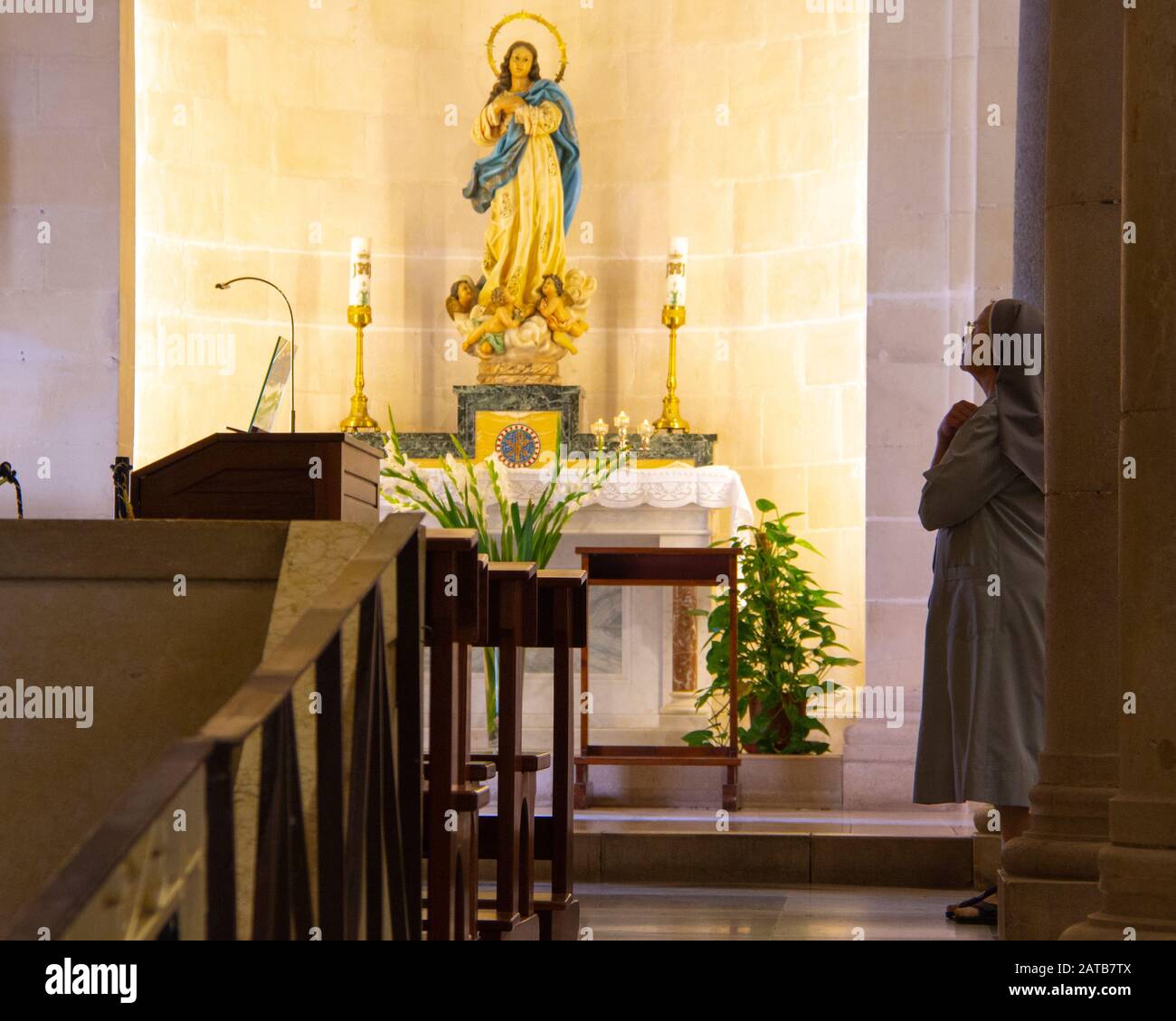 Catholic nun praying hi-res stock photography and images - Alamy