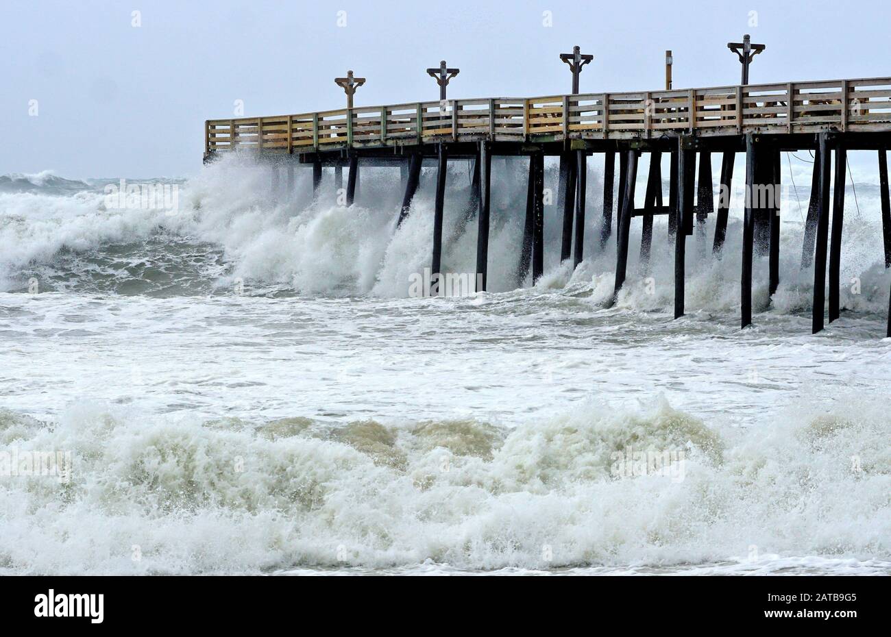Wave crashing on pier hi-res stock photography and images - Alamy