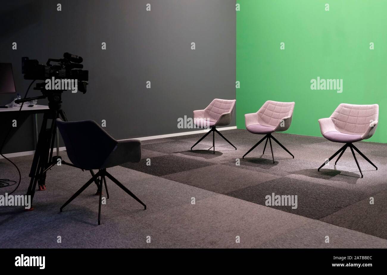 Empty tv studio green screen hi-res stock photography and images - Alamy