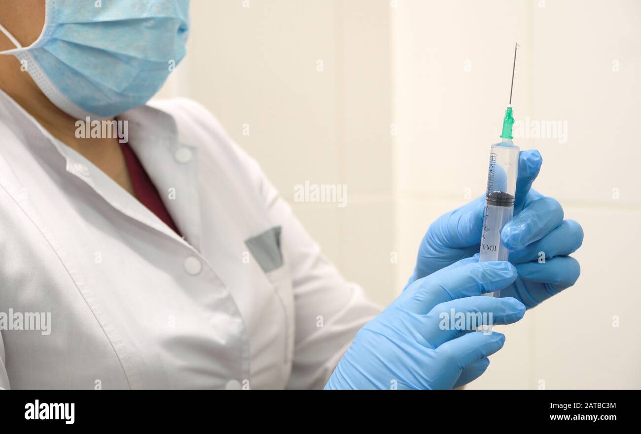 Doctor prepares a syringe with an injection, close-up Stock Photo - Alamy